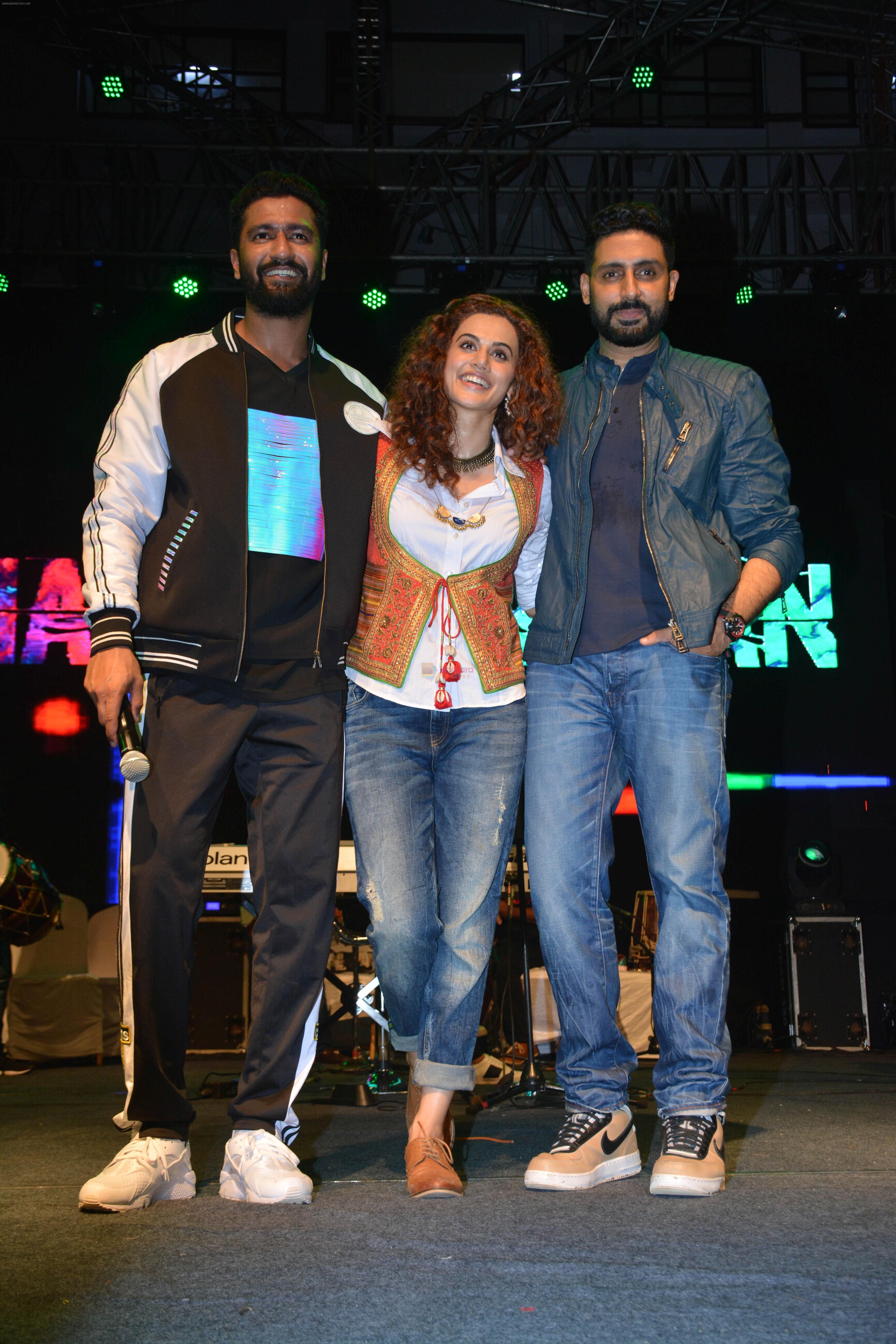 Vicky Kaushal, Taapsee Pannu, Abhishek Bachchan at Manmarziyaan Music Concert in NM College In ...